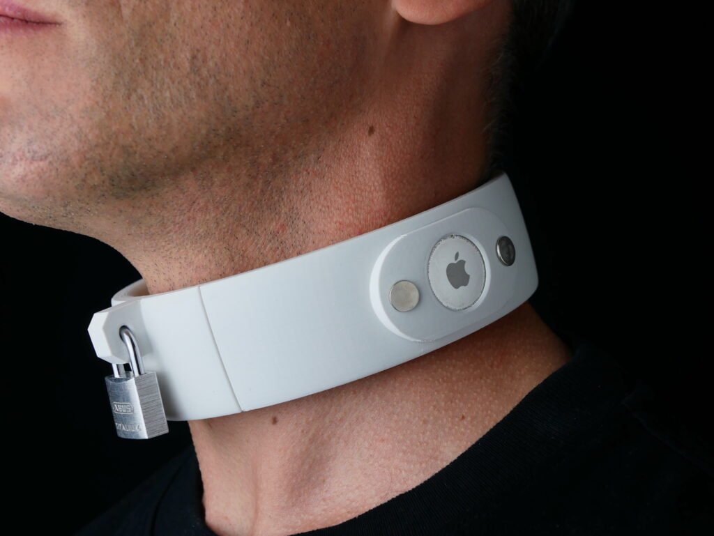 Tracker Version Choose an option Apple AirTag Motorola Moto Tag